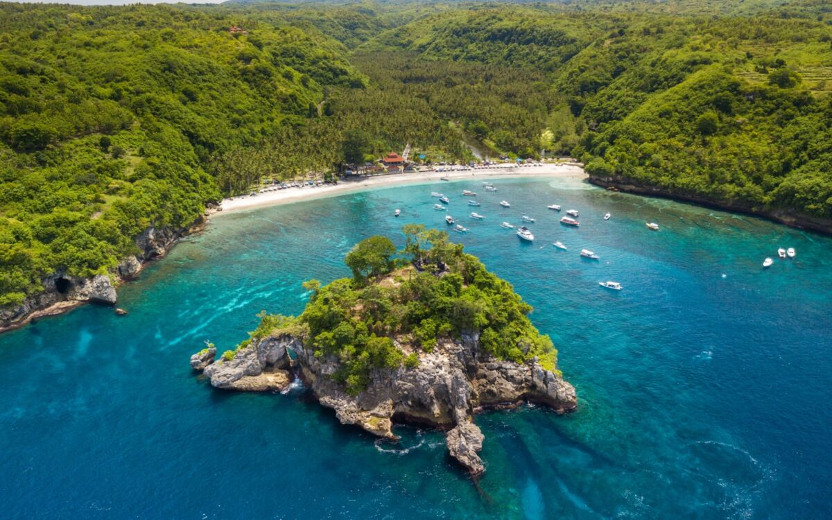 The Best Nusa Penida Beaches (You Must Visit!) - Breathing Travel