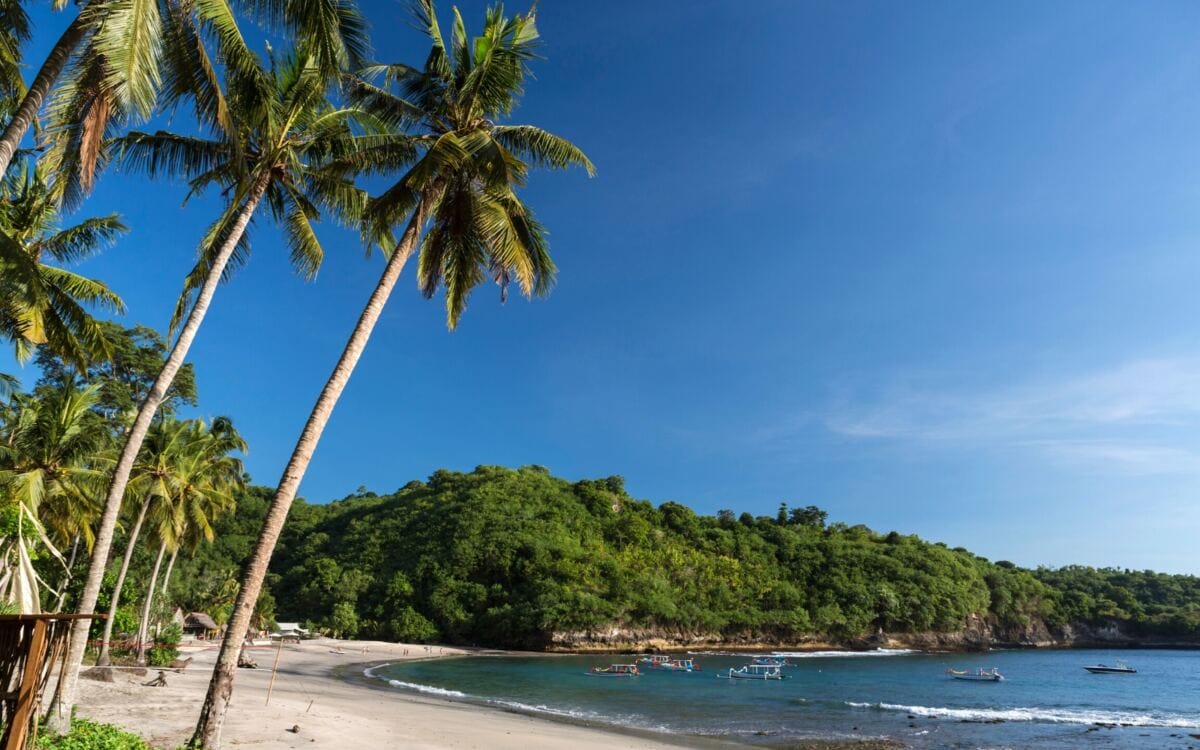 The Ultimate Guide to Crystal Bay Nusa Penida (for 2023) - Breathing Travel